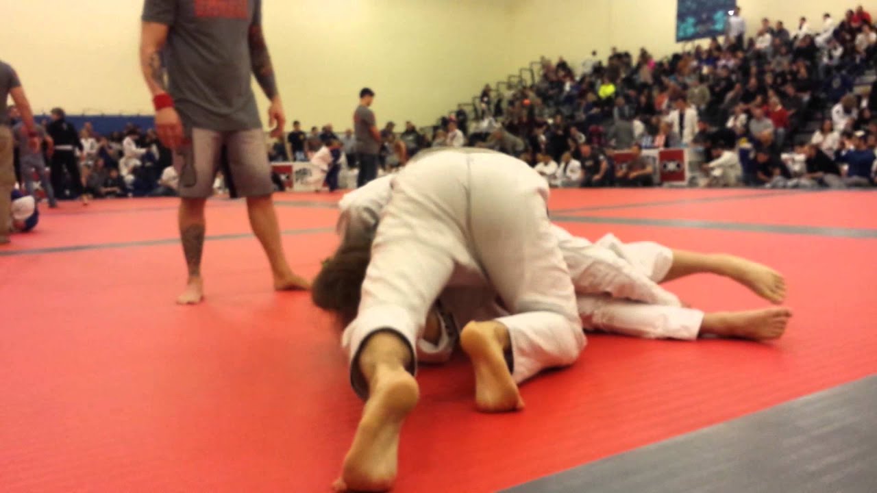 Jiu-jitsu gi match - YouTube