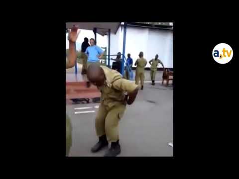 CAMERA | Police aumbuliwa na camera/ amwaga radhi /pesa