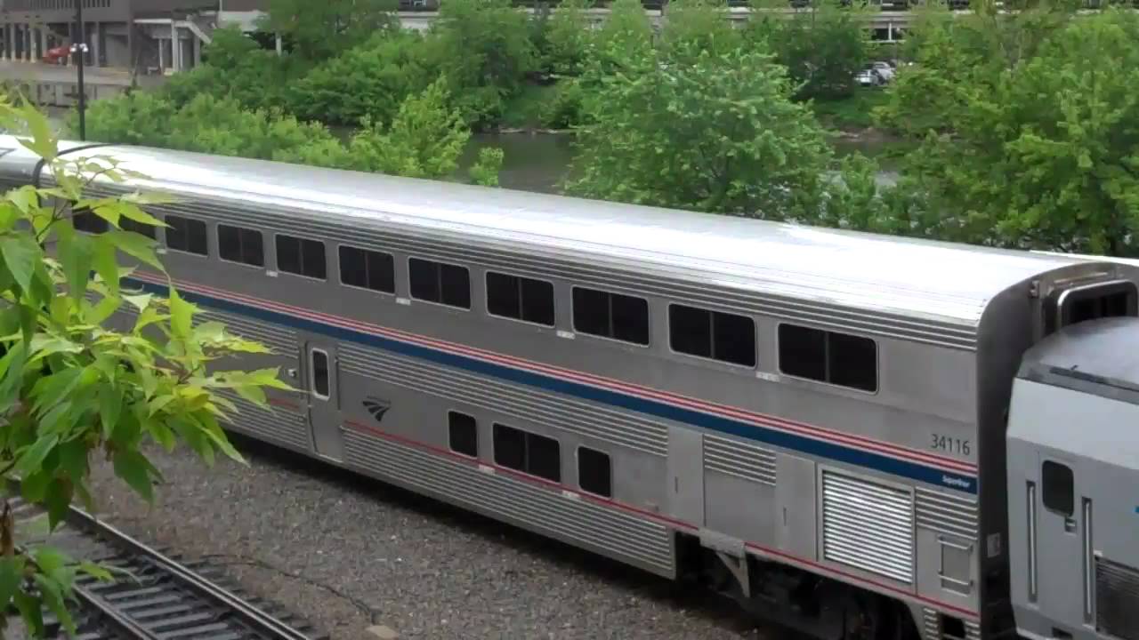 HD: Metra 424 meets Amtrak 156, the Amtrak Phase 1 Heritage Unit at ...