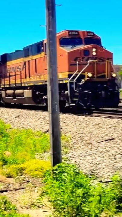 BNSF Intermodal Rumbling Through Fort Madison - YouTube