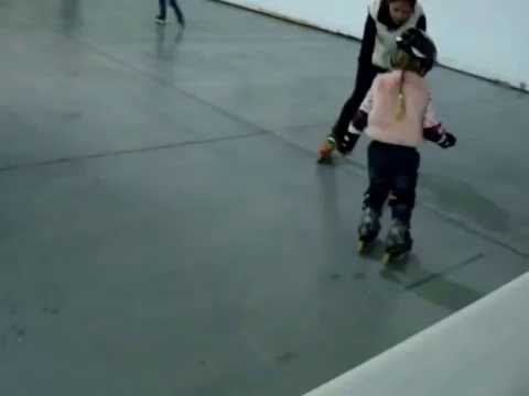 Дочка и мама на роликах