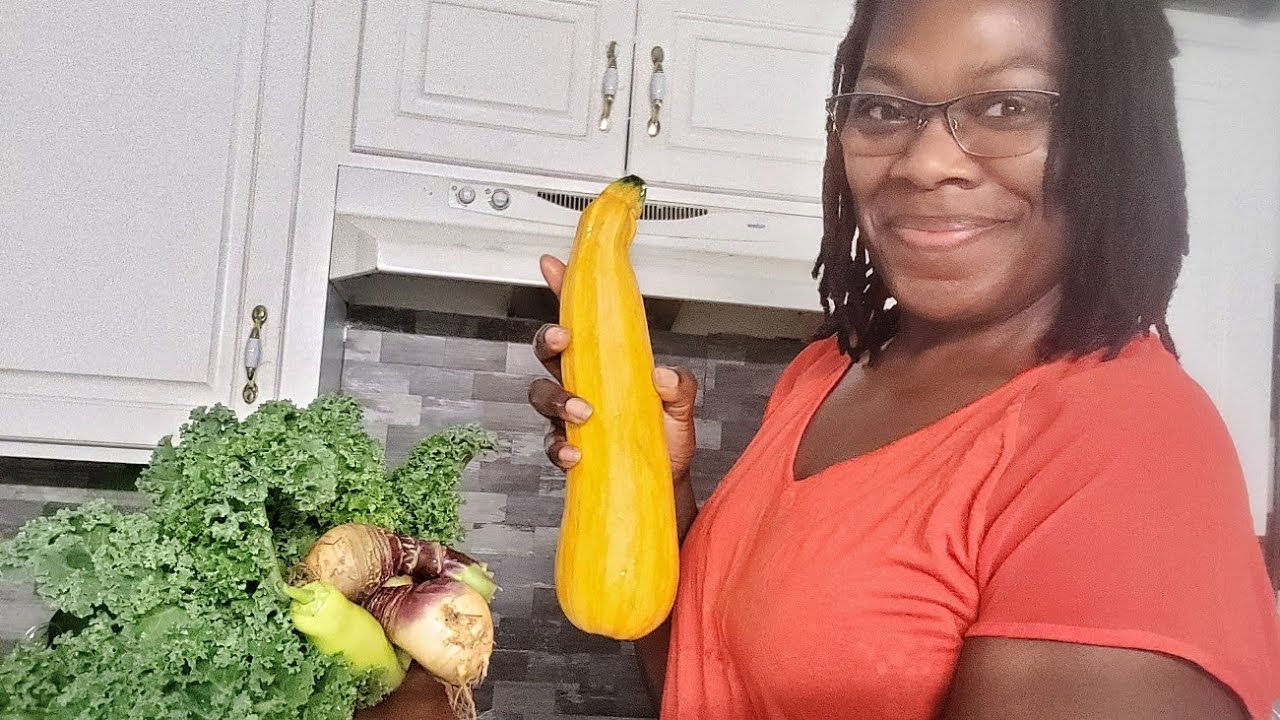 Shopping In My Own Backyard #squash #gardening #Harvesting - YouTube