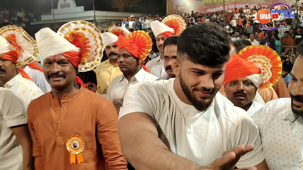 Sikandar Shaikh Royal Entry In Sangli | सिकंदर शेख अभिवादन करताना ...