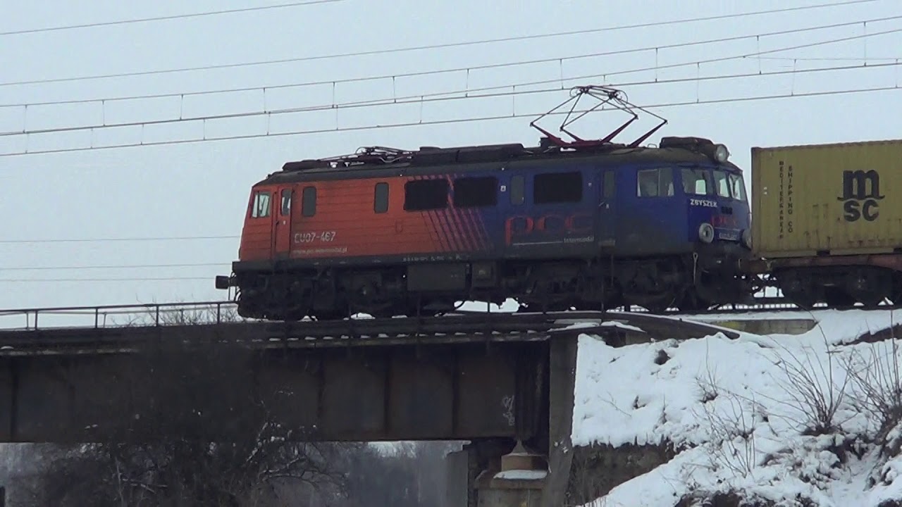 EU07-467 "Zbyszek" PCC Intermodal z składem intermodalnym mknie w ...
