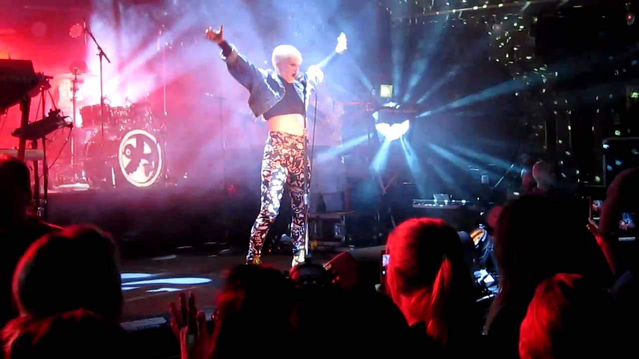 Robyn - Hang With Me (live) @ Berns, Stockholm 2010-12-14 - YouTube