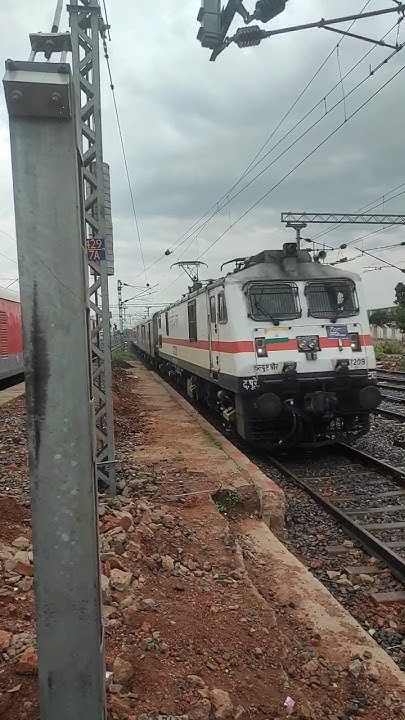 Howrah - SMVT Bengaluru Duronto Express with Tatanagar Wap-7 - YouTube