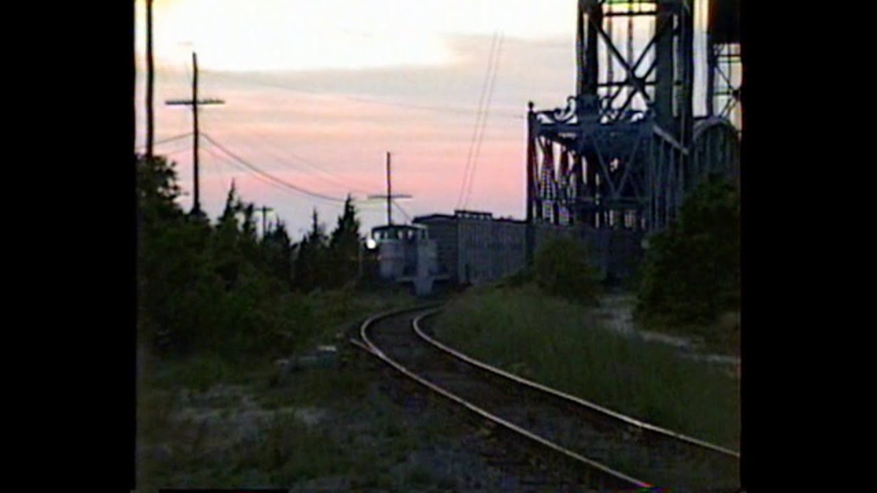 Bay Colony Railroad - Cape Cod Line - 411 GE 44 Tonner + 1501 EMD GP7 ...