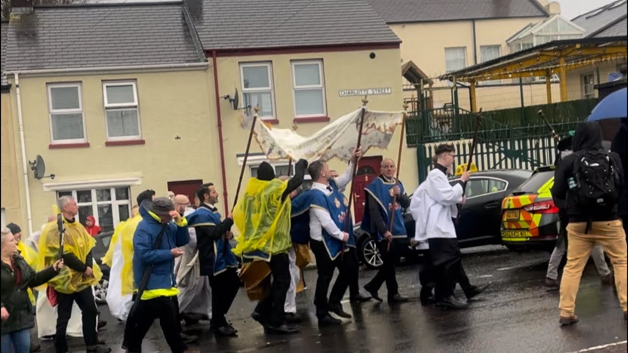 Christ the king Eucharistic procession Derry - YouTube