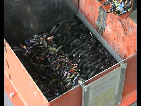 Shredding of batteries / Zerkleinerung von Batterien - YouTube