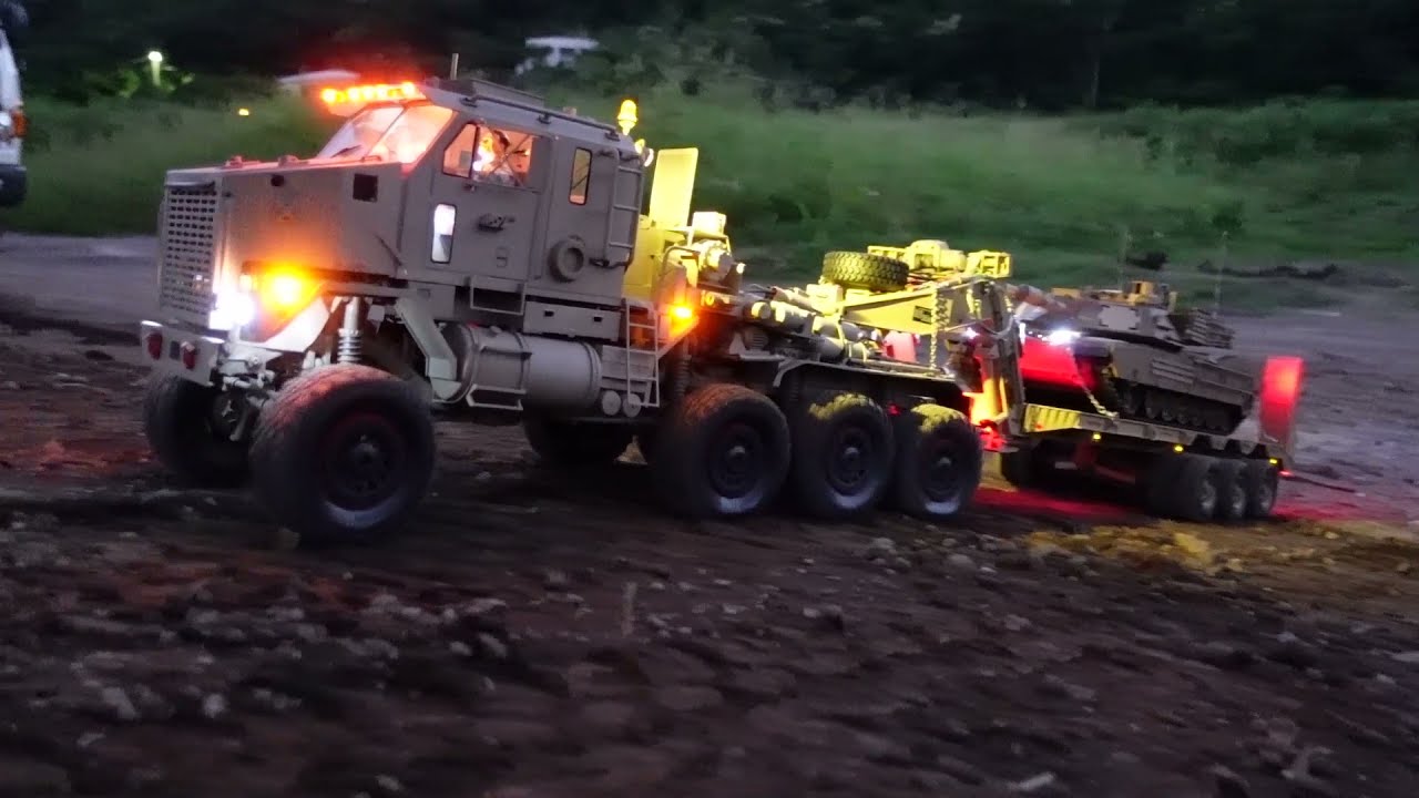 OSHKOSH M1070 HEAVY TRANSPORTER WITH M1A2 ABRAMS TANK - YouTube