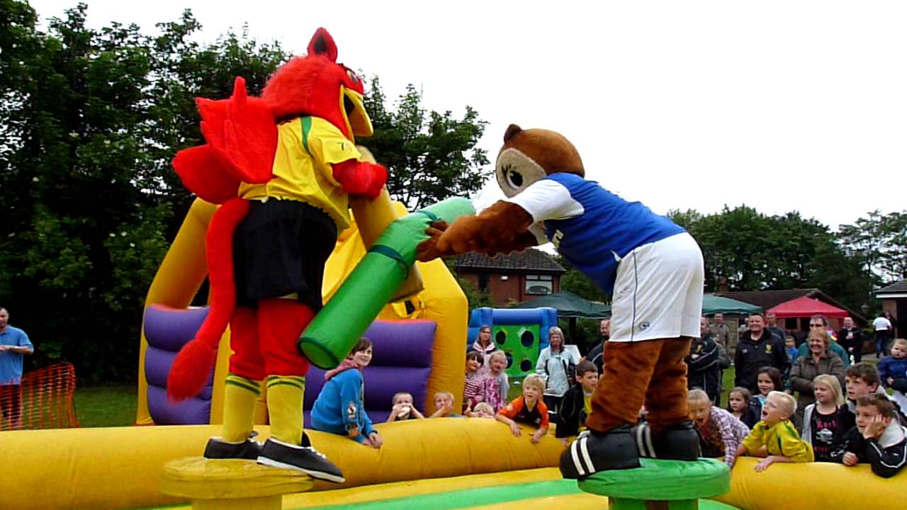 Chaddy Owl v Chaddy Griffin in a gladiator battle for king mascot of ...