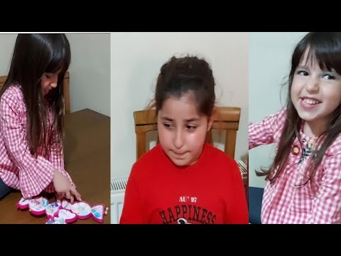 Yaramaz kız maşita'nın oyuncak makyaj setini kırdı.