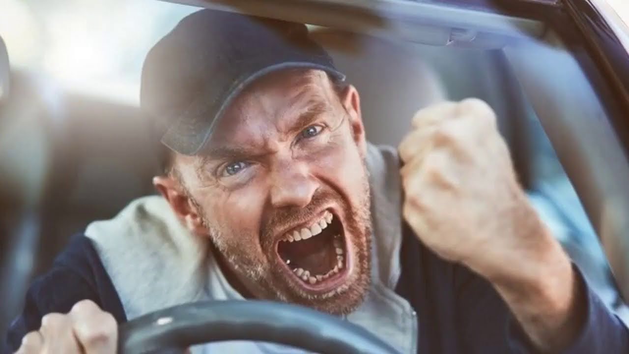 Angry Portugues man screaming for no reasons - YouTube