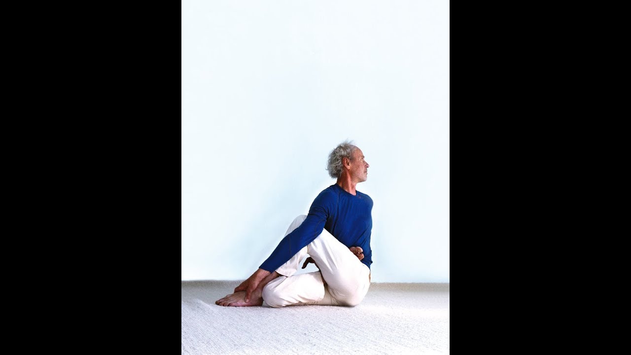 Vollständiger Drehsitz - full sitting twist - Paripurna matsyendrasana ...