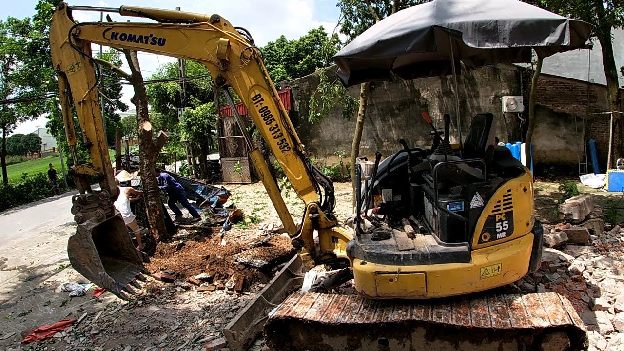 Mini Komatsu excavator hit the big tree to open the way to the temple ...