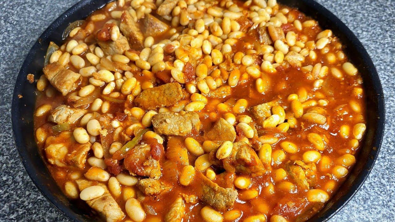 Bohnen mit Fleisch sind ein sehr leckeres Abendessen, genau wie im ...