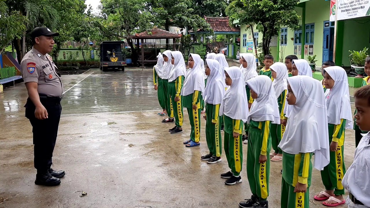 Polisi Kecil Latihan Baris Berbaris - YouTube