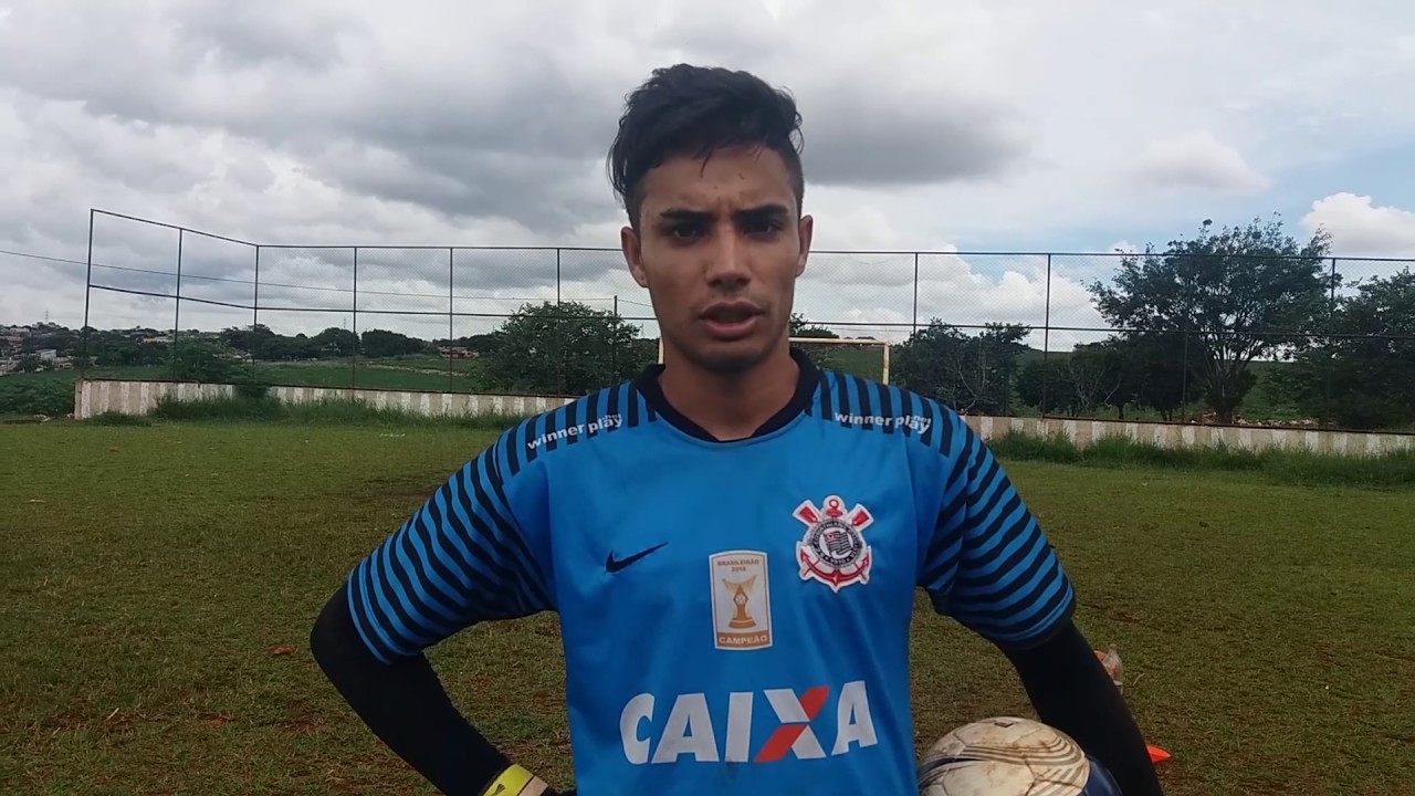 Conheça a história de Denis jovem goleiro que abriu uma escolinha de ...