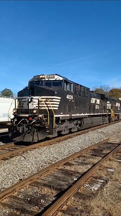 Extremely HIGH Pitch BLAST! "Flew UP mtn & thru town" Norfolk Southern #4839 - #283 @rider22 ...