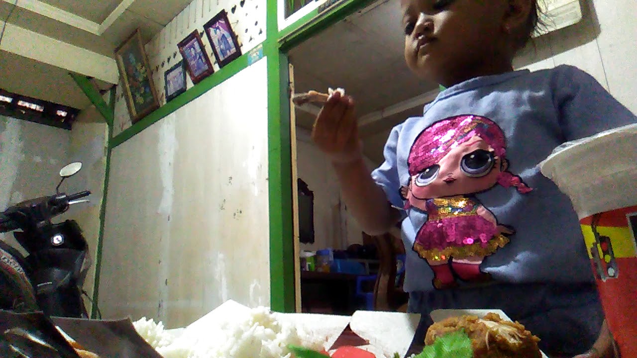 Belajar makan sendiri, melatih kemandirian anak sejak dini - YouTube