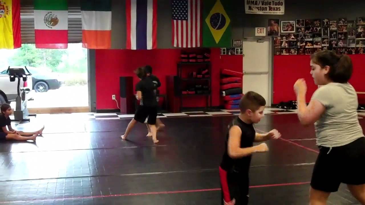 4OZ Fight Club Kids MMA - YouTube