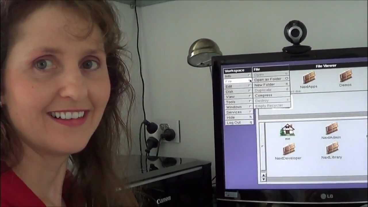 Mum tries out NeXTSTEP 3.3 (1995) - YouTube