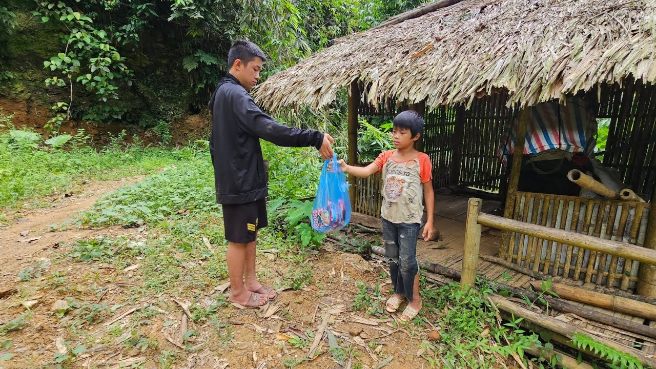 Orphan boy's life - searching for food, catching fish, picking ...