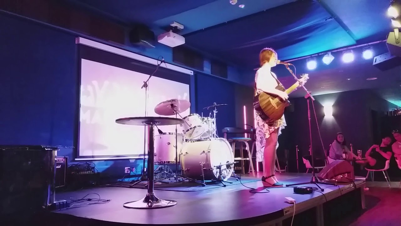 Taya Minchington performing at Madding Crowd in Bournemouth - YouTube