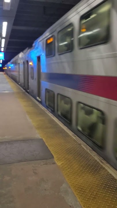 NJ Transit ALP-46 arrives at Secaucus Junction - YouTube