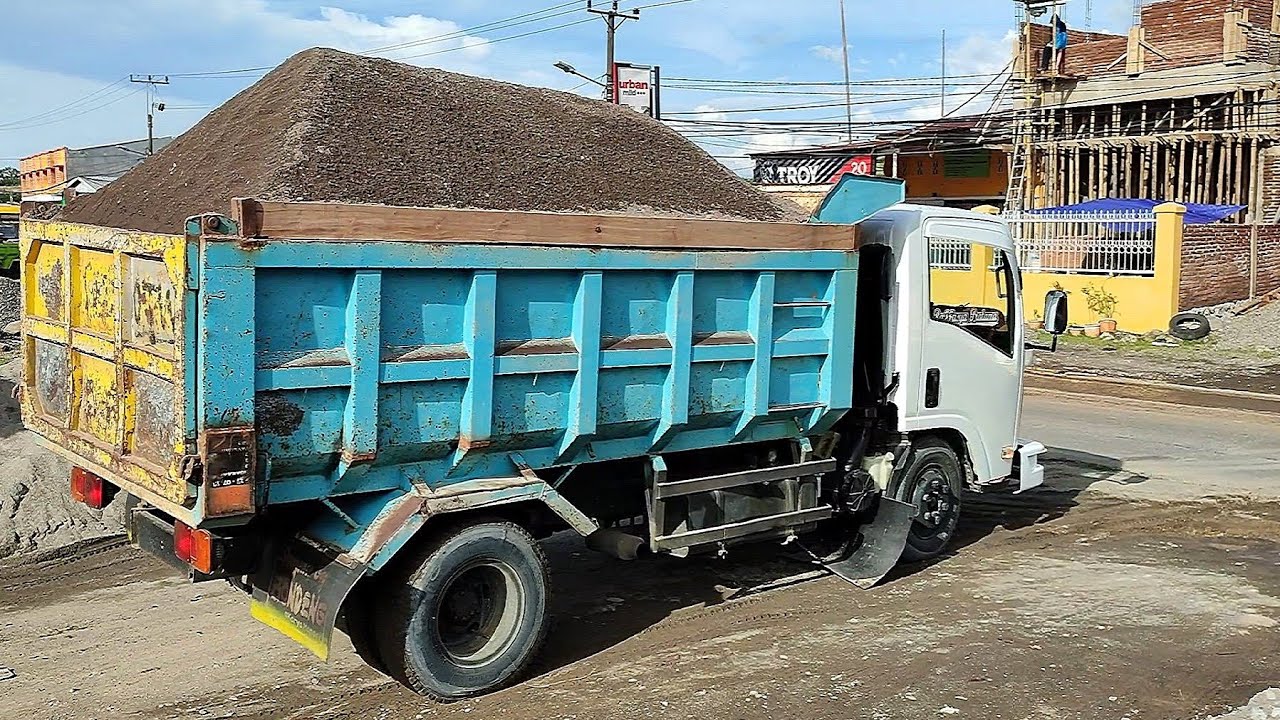 Mobil Truk Pasir Muatan Berat Jomplang Full di Penampungan//Dump Truk ...