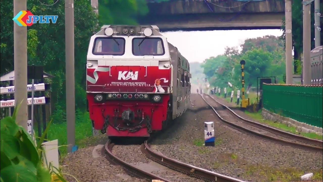 Kereta Api Argo Parahyangan Melintas Ngebut di Perlintasan Stasiun ...