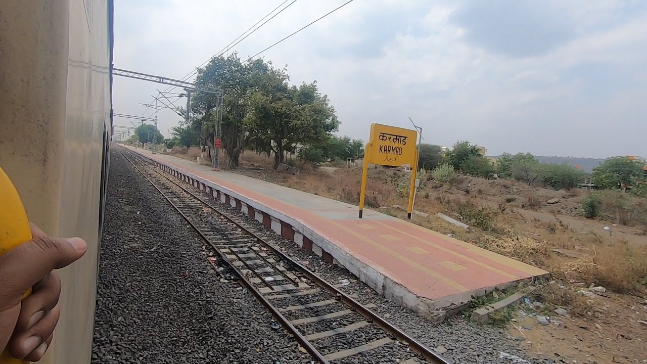 तेज़ रफ्तार से महाराष्ट्र के karmad स्टेशन को पार करते हुए निकली तपोवन ...