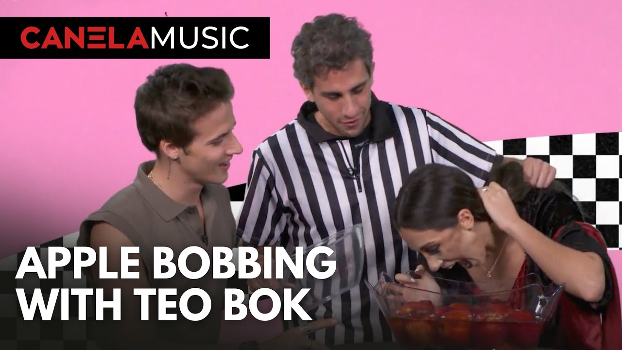 Teo Bok y Emma compiten en un "Apple Bobbing Challenge" en honor a ...