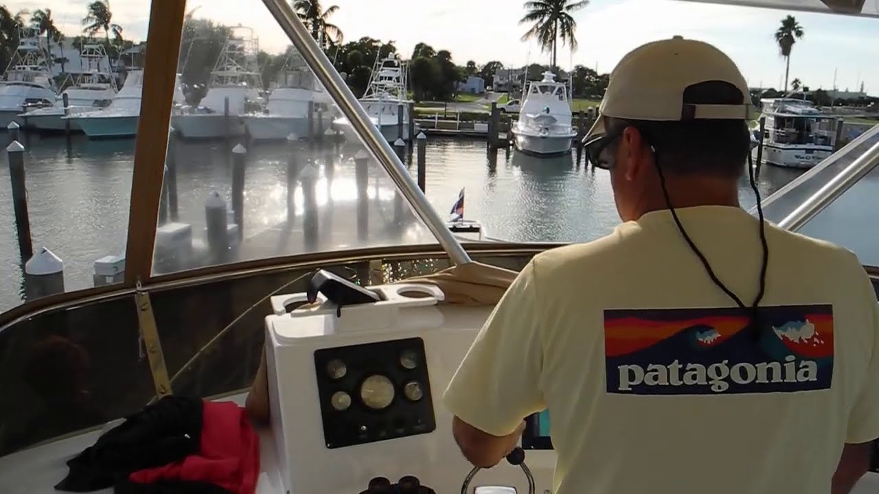 Docking in light wind - YouTube