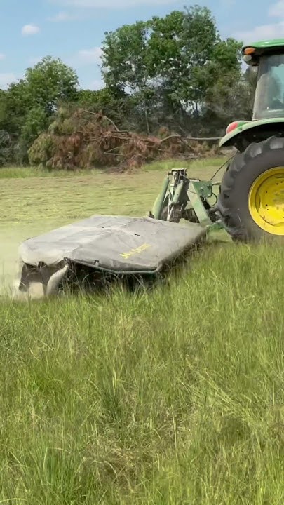 John Deere Tractor Mowing Hay #shorts #tractor #johndeere #hay #farming #farmer - YouTube
