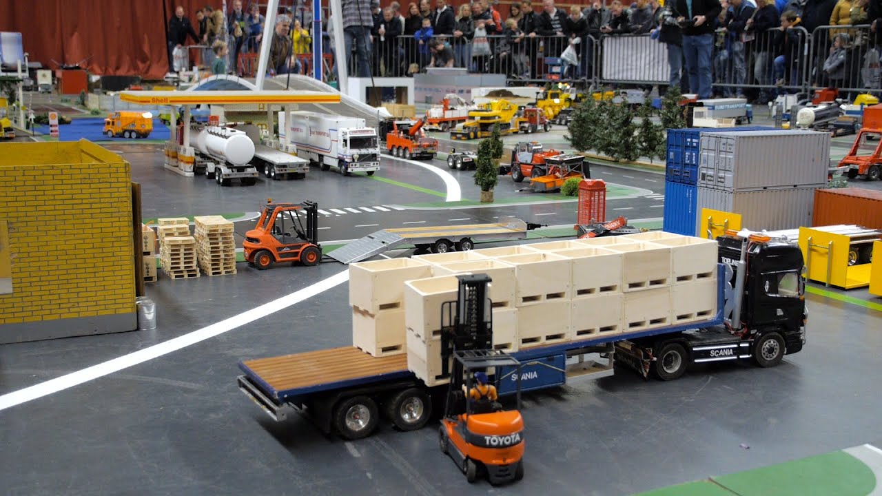 RC Forklift loads a Scania RC truck, Minitruckers, Mackdag 2015 - YouTube