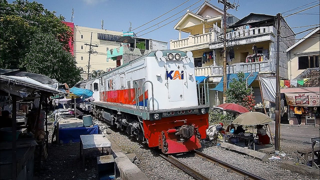 Kereta Api Blusukan Masuk Pasar | Perlintasan Kereta Api Dupak - YouTube