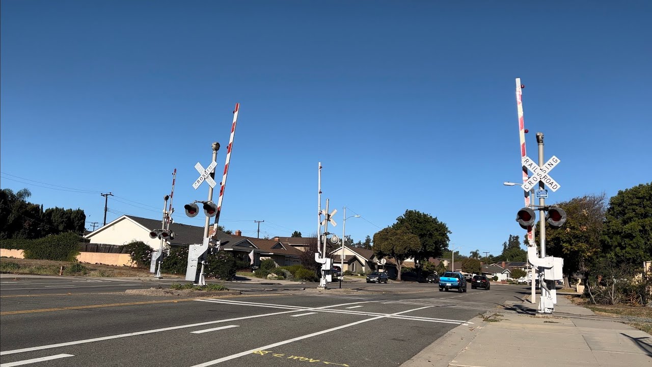 SERA 2666 @ Petit Avenue Railroad Crossing, Ventura CA 11-8-23 - YouTube