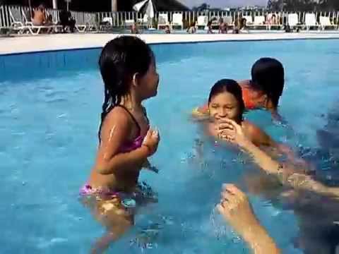 duda dançando na piscina
