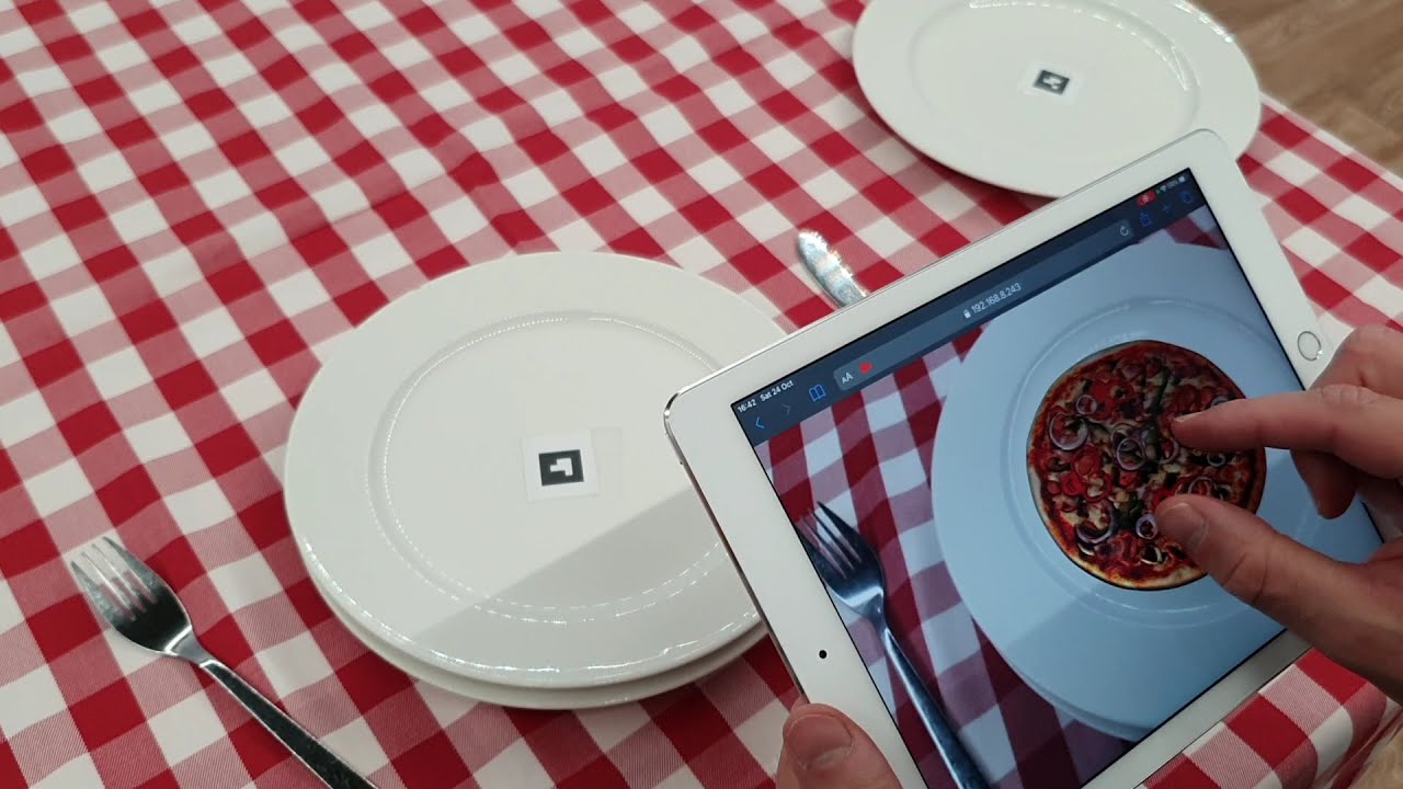 Augmented Pizza's in Immersive Room - YouTube