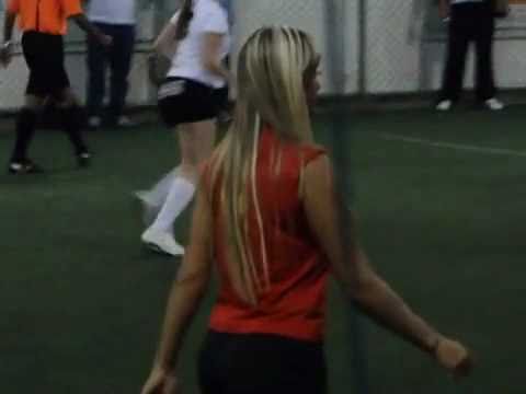 Panicat Juju Salimeni jogando futebol