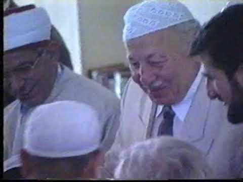 Erbakan Hoca, Cami Çıkışı Halkla Selamlaşıyor - 1994