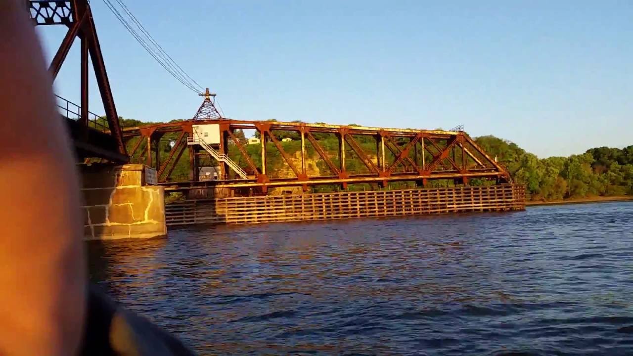 IDAHO REDNECK ON A PONTOON BOAT ON THE MISSISSIPPI RIVER!!! - YouTube