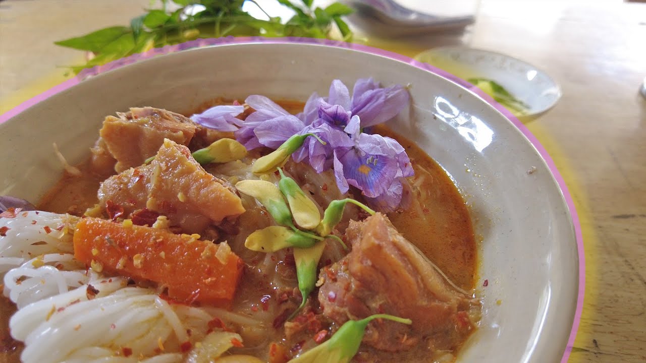 Khmer Noodles (Num Banh Chok) on a busy morning in Phnom Penh - YouTube