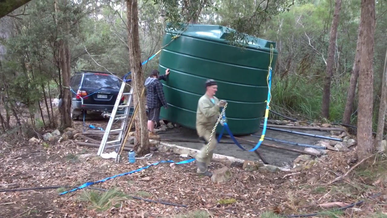 Two men move a 22 thousand litre water tank! - YouTube