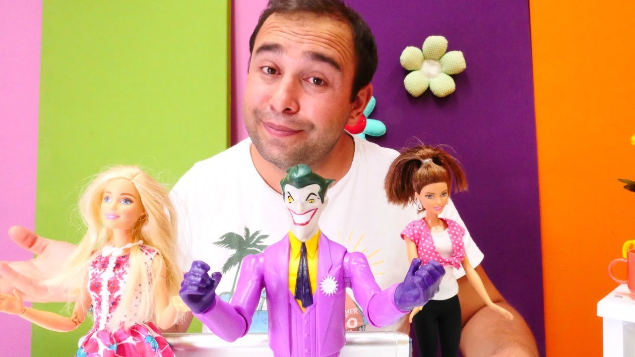 Barbie ve Joker Kadir'in oyuncak kafesine iş alanına geliyorlar - YouTube