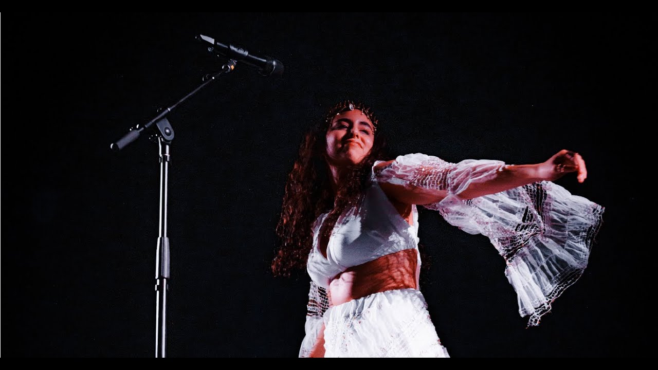 Montse | EN VIVO - Fronteras - Movistar Arena Teloneo Aurora - YouTube