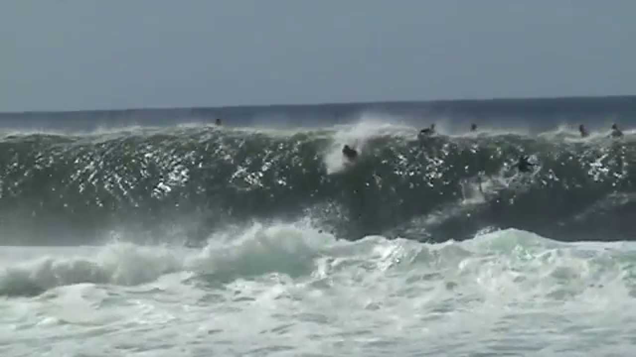 Surfing Hawaii Oahu Banzai Pipeline prosurfer Big waves - YouTube