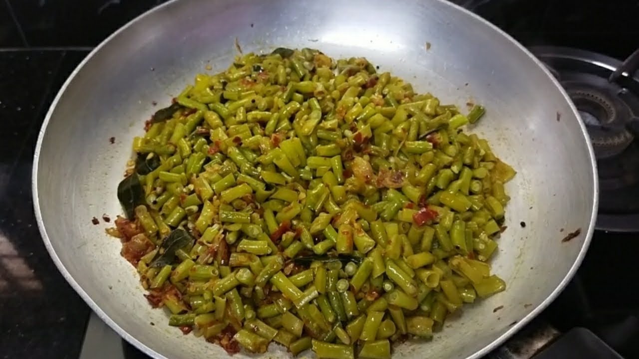 നാടൻ പയർ ഉപ്പേരി / kerala style payar mezhukkupuratti - YouTube