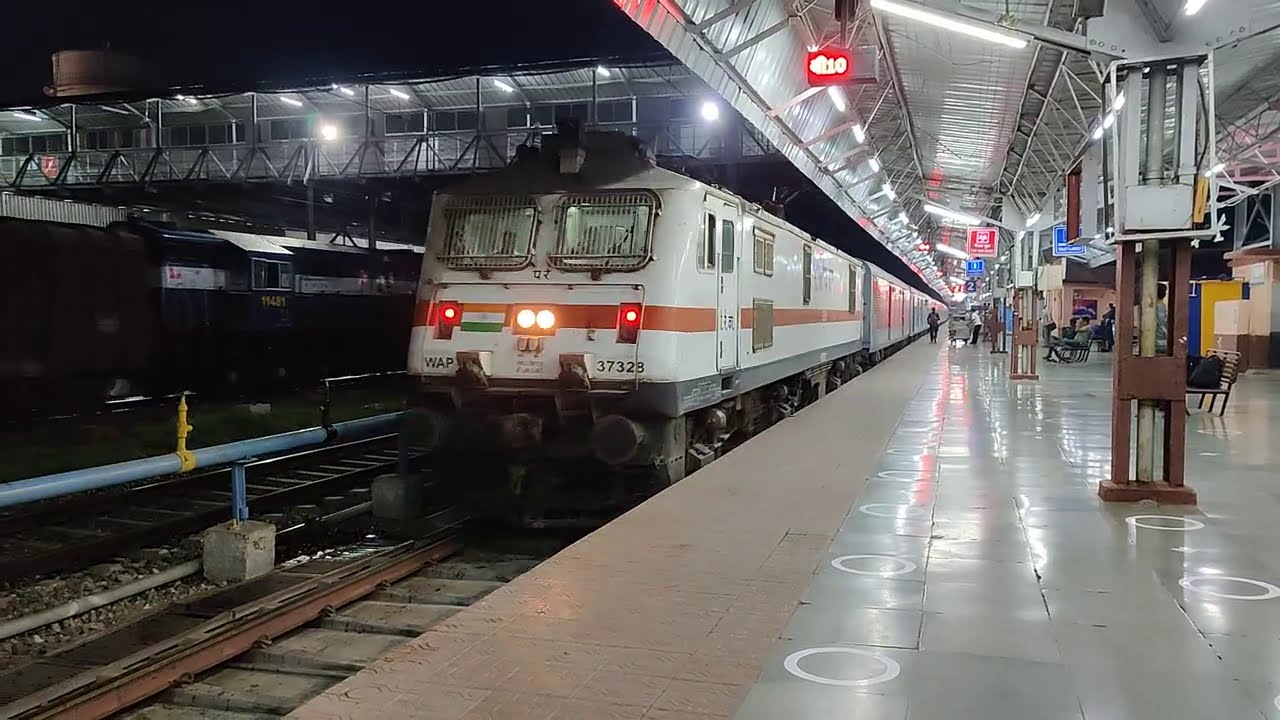 12952 NDLS - MMCT Rajdhani Express Entering Kota Junction Railway ...